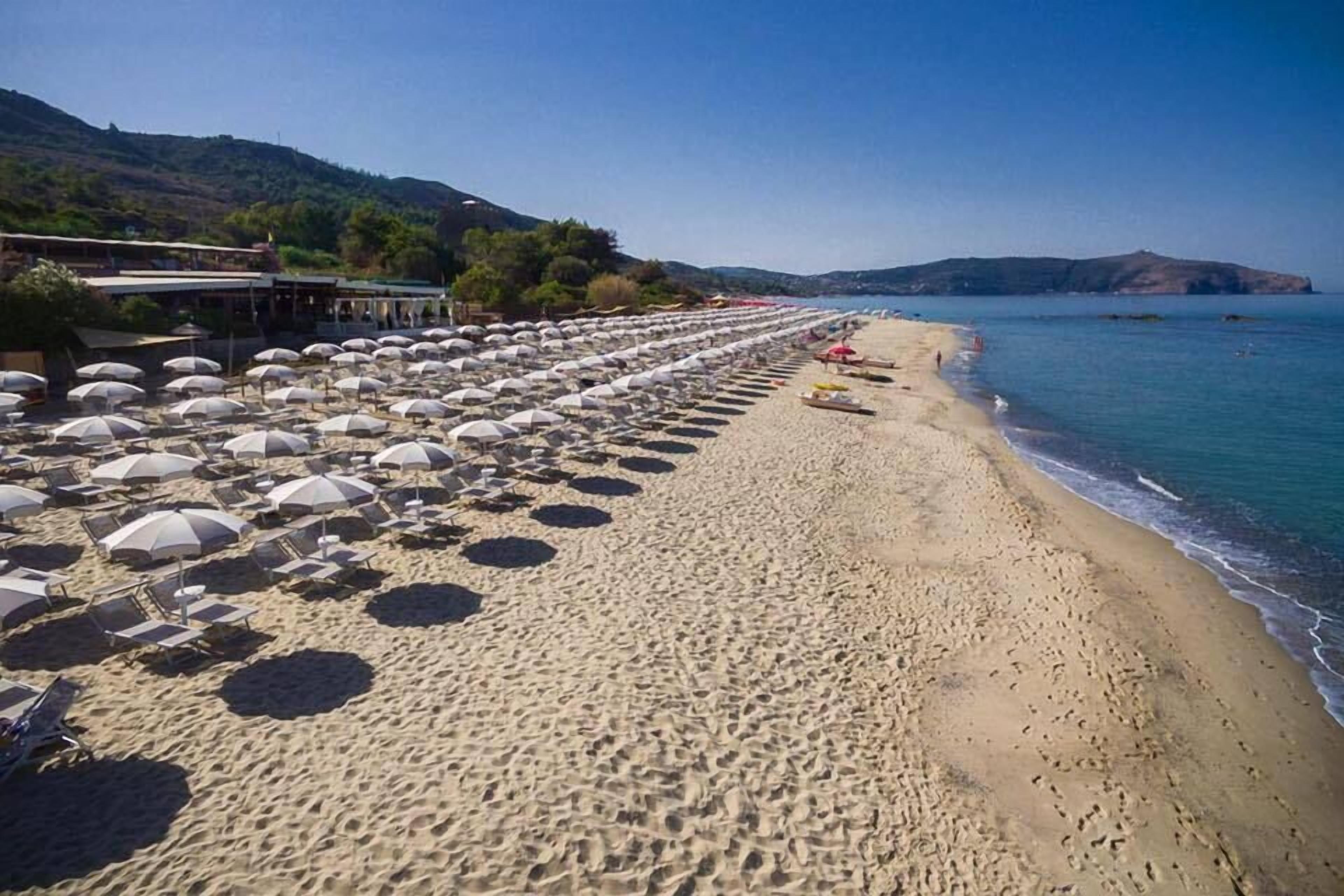 Uma praia privada nas proximidades, praia de areia branca 