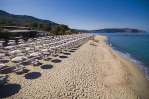 Uma praia privada nas proximidades, praia de areia branca 
