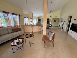 Apartamento Comfort em Condomínio Fechado, 3 quartos, 2 casas de banho | Sala de estar | TV de ecrã plano 