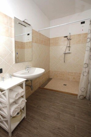 Quarto casal ou duplo, no jardim | Banheiro | Chuveiro, produtos de toalete grátis, secador de cabelo, bidê
