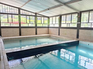 Piscina interior, 2 piscinas exteriores, guarda-sóis, espreguiçadeiras 
