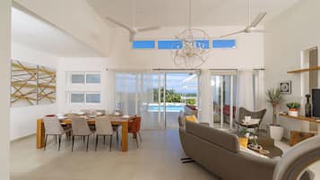 Dolce Vista: 4-Bedroom Villa with Pool | Refeições no quarto