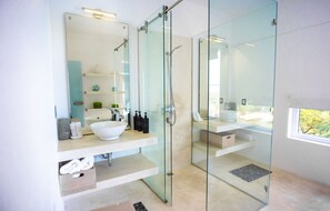 Casa Vista del Caribe: 5-Bedroom Villa | Banheiro | Produtos de toalete grátis, secador de cabelo, toalhas de banho 