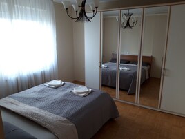 Apartamento, 3 quartos, casa de banho privativa, junto ao jardim | Ferro/tábua de engomar, Wi-fi grátis, roupa de cama fornecida 