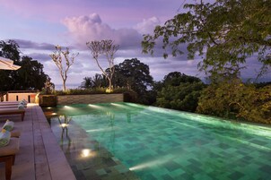 2 piscinas exteriores, espreguiçadeiras