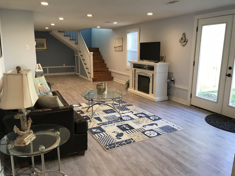 One Block To The Beach And Close To Everything! Enjoy The Outdoor Fireplace ! - Galveston Beach