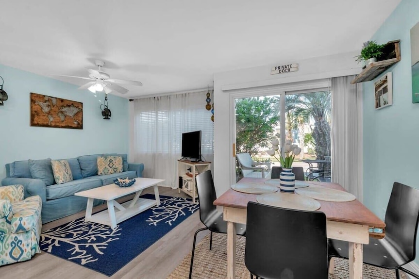 Charming Destin Condo: Walk To Beach, Sleeps 4 - Destin, FL