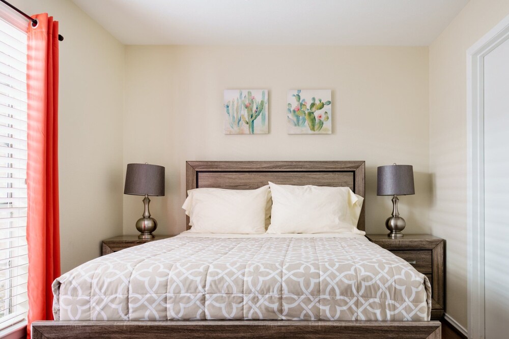 Elegante Almohadilla Con Acceso Al Patio Y Al Sendero - Dallas, TX