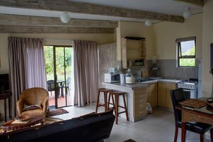 Apartamento, 1 quarto | Área de estar | TV de tela plana