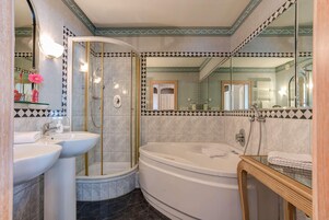 Quarto Quádruplo Standard | Roupa hipoalergénica, secretária, quartos insonorizados, Wi-fi grátis
