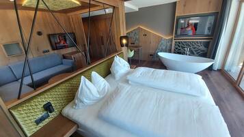 1 quarto, roupa de alta qualidade, cofre no quarto, secretária