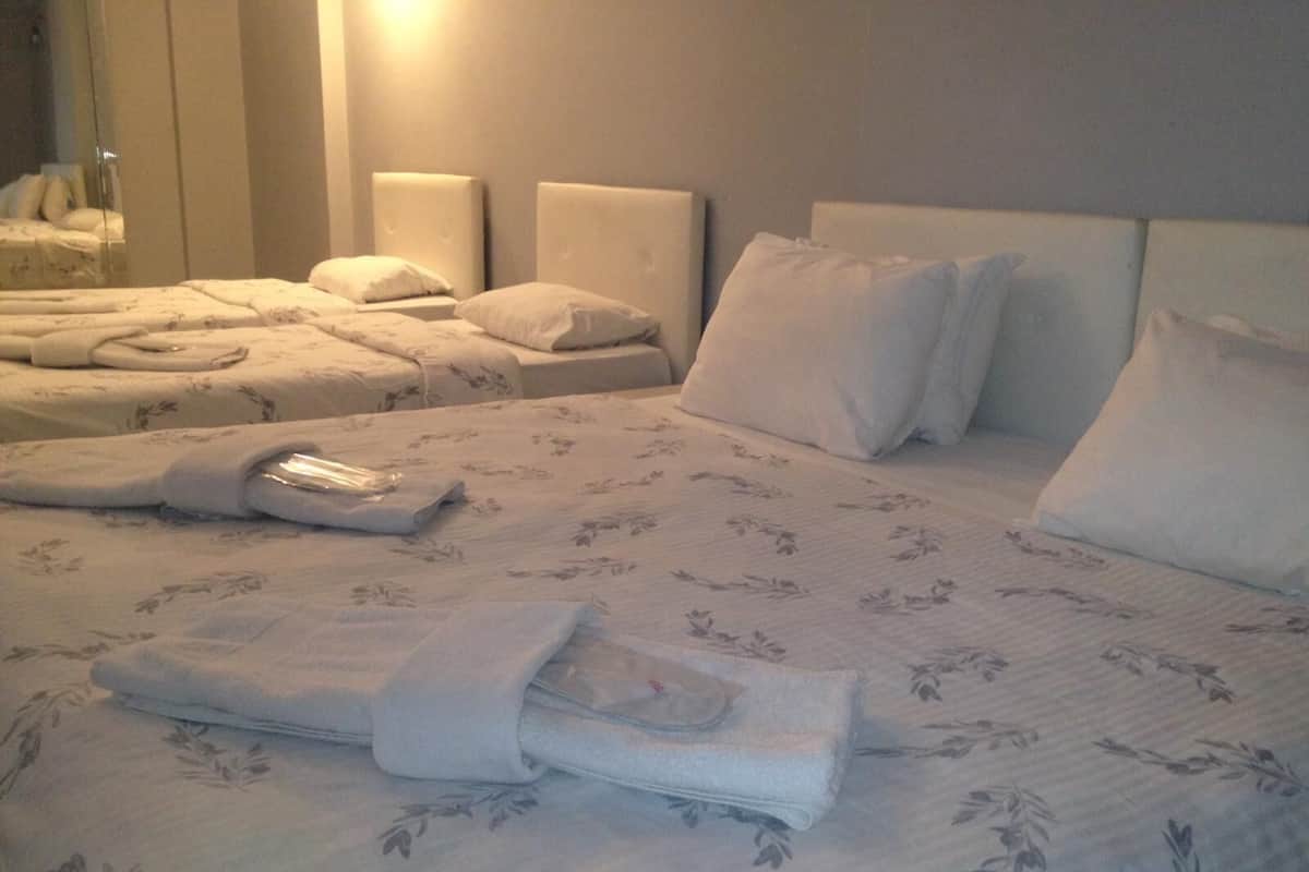 Quarto triplo standard | Escrivaninha, ferros/tábuas de passar roupa, Wi-Fi de cortesia