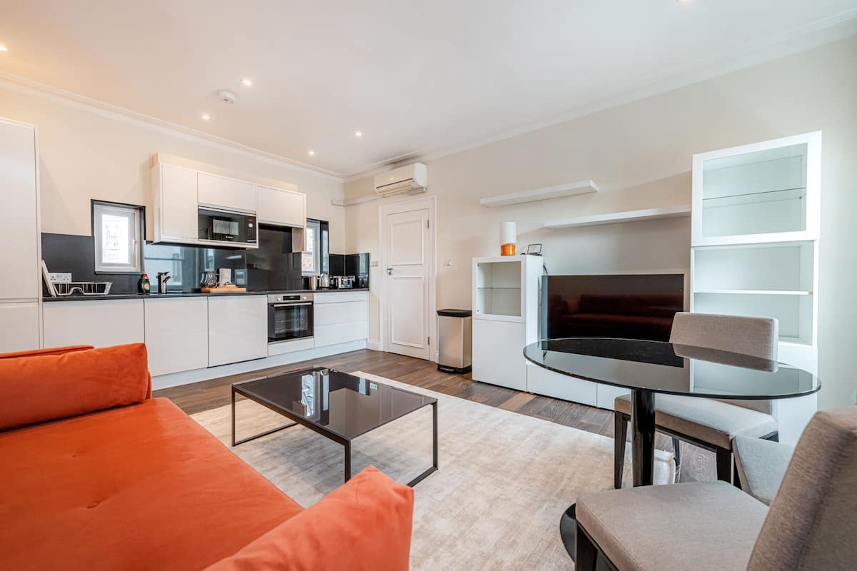 Um apartamento moderno com cozinha, sala de jantar e sala de estar.