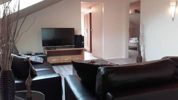 Apartamento, 3 quartos, vista para a montanha | Sala | TV de ecrã plano