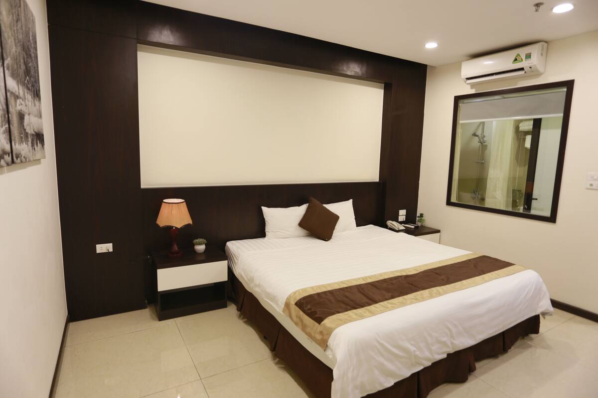 Quarto Superior | Minibar, cofre no quarto, secretária, cortinas/cortinados opacos