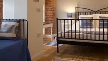 Quarto Deluxe, casa de banho anexa | Secretária, quartos insonorizados, camas desdobráveis, Wi-fi grátis
