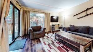 Apartamento em Condomínio Fechado, 1 quarto | Sala | Televisor, lareira, leitor de DVD 