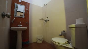 Quarto Deluxe | Casa de banho | Um polibã, artigos de higiene pessoal grátis, um secador de cabelo