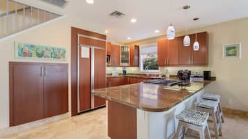 Villa, 3 quartos | Cozinha privada | Um frigorífico, um micro-ondas, um forno, uma cafeteira/bule