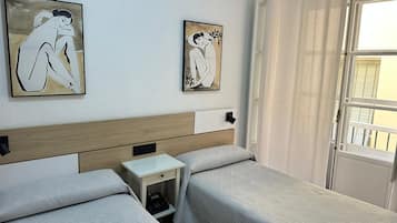 Quarto duplo | Escrivaninha, cortinas blackout, Wi-Fi de cortesia, roupa de cama