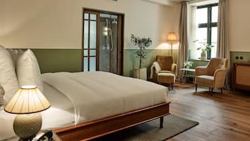 Sanders Bedroom Plus | 1 quarto, roupas de cama premium, edredons de pluma, frigobar