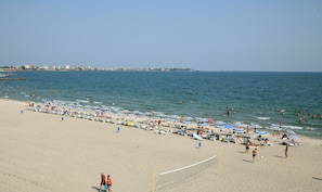 Na praia, prática de vôlei de praia 