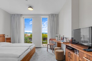 Quarto casal, 1 cama de casal, sacada, vista para a montanha | Escrivaninha, quartos à prova de som, Wi-Fi de cortesia, roupa de cama