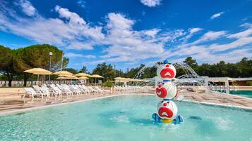 Piscina com espreguiçadeiras e guarda-sóis.