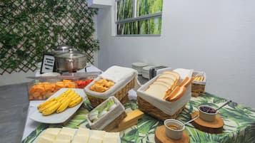 Café da manhã completo grátis todos os dias