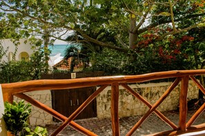 Quarto casal | Cofres nos quartos, escrivaninha, cortinas blackout