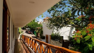 2 quartos, cofres nos quartos, escrivaninha, cortinas blackout