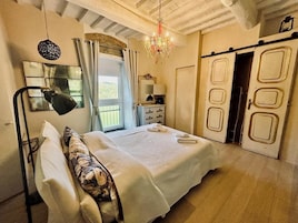 Quarto Quádruplo Familiar, não fumadores, vista para a colina | Com decoração personalizada, com mobília individualizada, secretária