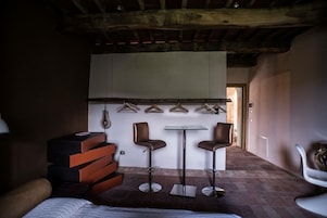 Quarto Quádruplo Deluxe, 2 quartos | Sala de estar | Televisor 