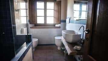 Quarto quádruplo luxo, 2 quartos | Banheiro | Produtos de toalete grátis, secador de cabelo, chinelos, bidê