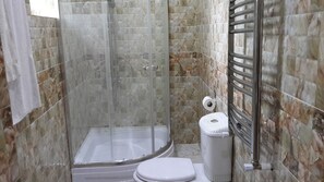 Quarto duplo standard | Banheiro | Banheira de hidromassagem, produtos de toalete grátis