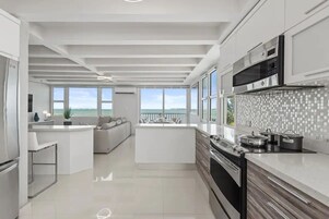 Apartamento, 3 quartos | Cozinha privada | Um frigorífico/congelador grande, um micro-ondas, um forno 