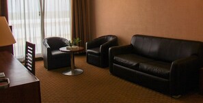 Suite Deluxe, 1 quarto, banheira de hidromassagem | Sala | Televisor de ecrã plano de 32 polegadas com canais por cabo, televisor 