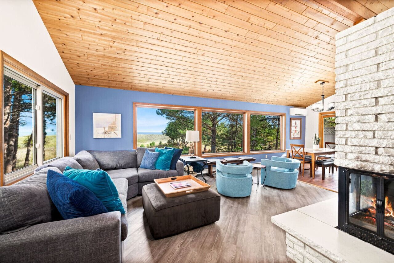 Park Point Beach House On Lake Superior, Near Shops - Duluth, MN