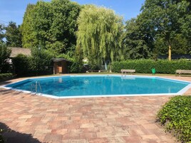 Piscina exterior, da(s) 9:00 à(s) 19:30, espreguiçadeiras 