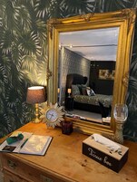 Suite Deluxe | Secretária, berços/camas para crianças grátis, camas desdobráveis 