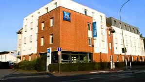Um edifício com uma placa indicando 'ibis budget', identificando um hotel econômico.