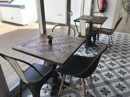 Um frigorífico/congelador grande, um micro-ondas, um forno 