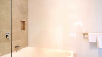 Quarto luxo, 1 cama King, banheira de hidromassagem, no piso térreo | Banheira de hidromassagem