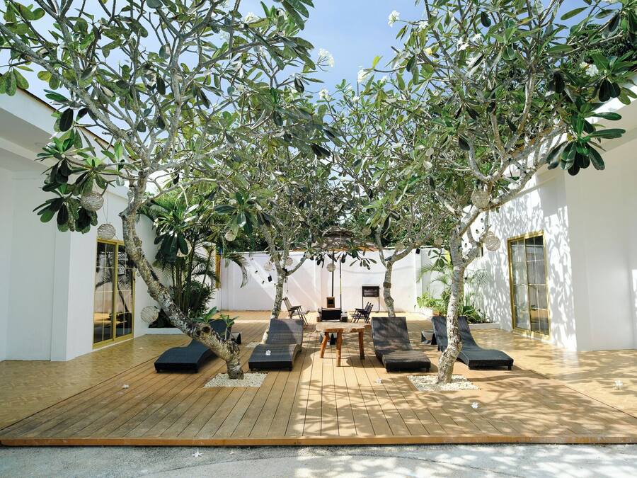 Terraço com espreguiçadeiras