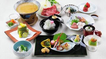 Diversos pratos japoneses, incluindo sushi, sashimi e um pote quente.