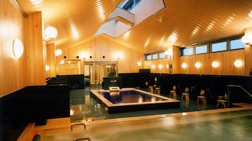 Banheira de hidromassagem interior