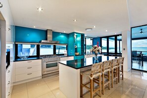 Villa, 3 quartos | Cozinha privada | Um frigorífico/congelador grande, um micro-ondas, um forno 