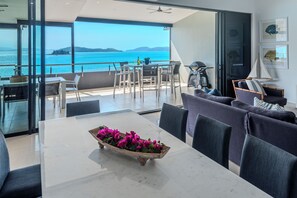 Villa, 3 quartos | Cozinha privada | Um frigorífico/congelador grande, um micro-ondas, um forno 