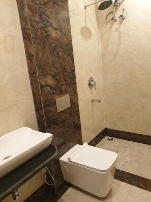 Suite Executiva, 1 cama de casal | Casa de banho | Um polibã, toalhas fornecidas 