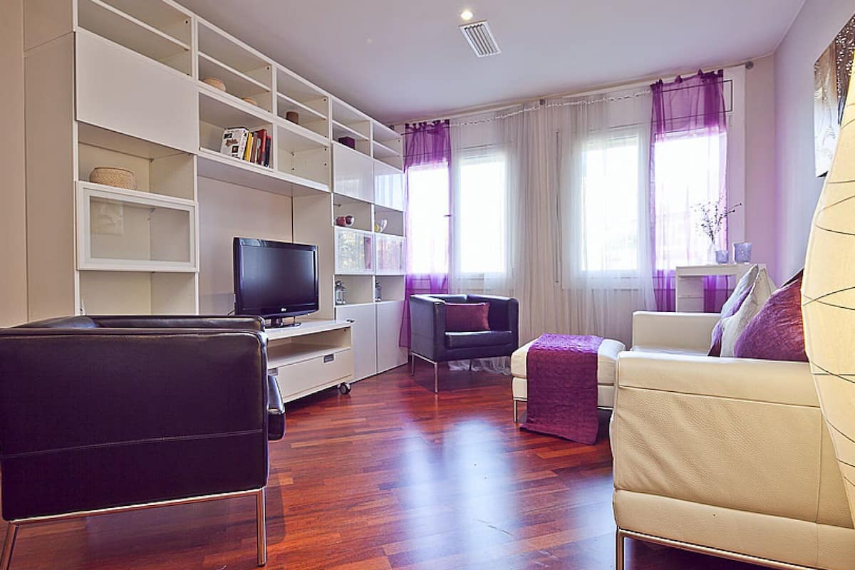 Apartamento Deluxe | Sala de estar | TV de ecrã plano, base para iPod